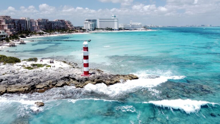 ¡DESCUBRE EL MISTERIO DEL FARO DE CANCÚN!